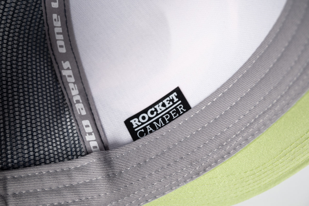 Rocket Gear Snapback Cap mit Bergseeprint und Mesheinsatz – ROCKET CAMPER